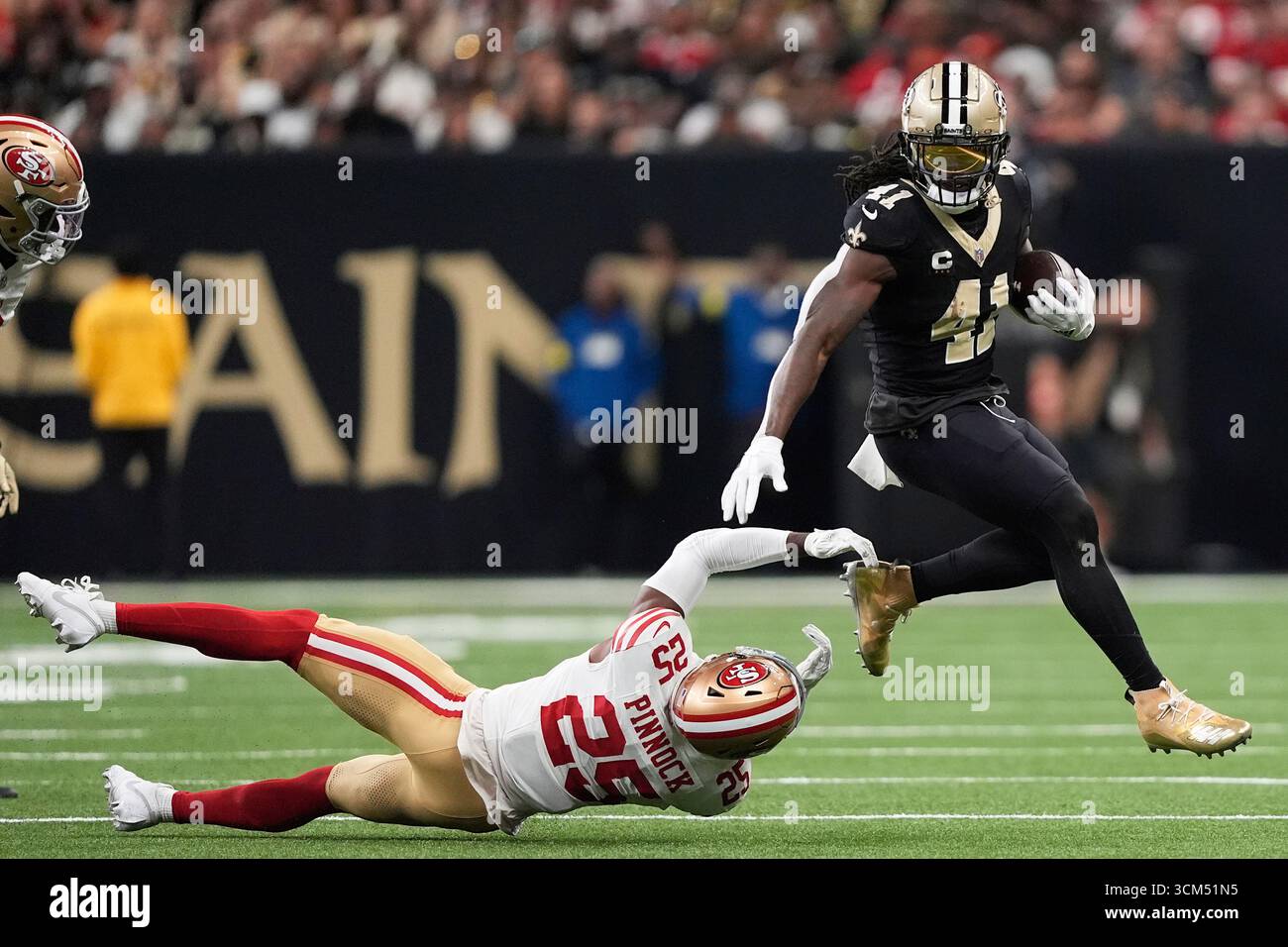 New Orleans Saints running back Alvin Kamara (41) runs against San ...