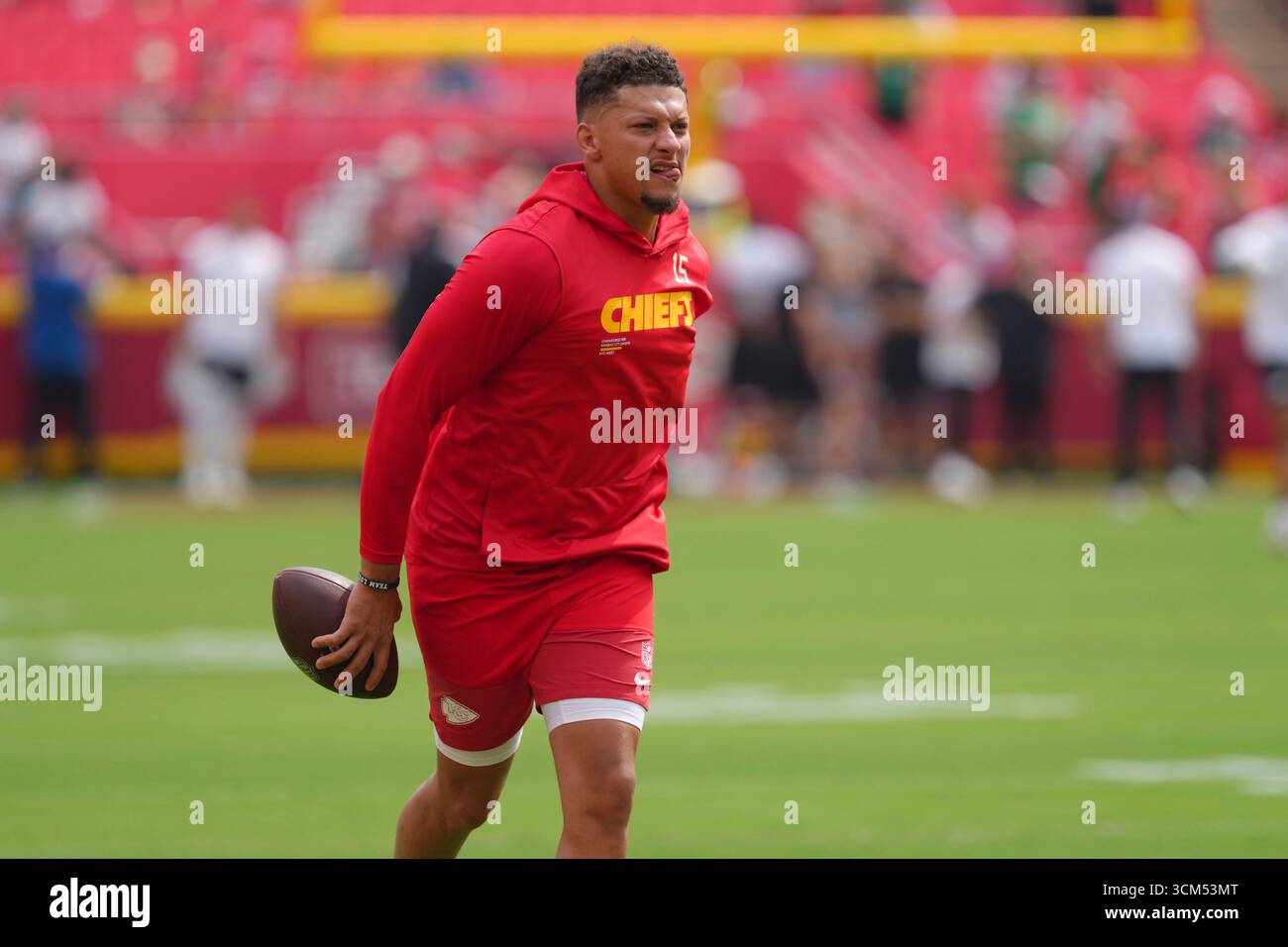 Kansas City Chiefs quarterback Patrick Mahomes warms up before an NFL ...