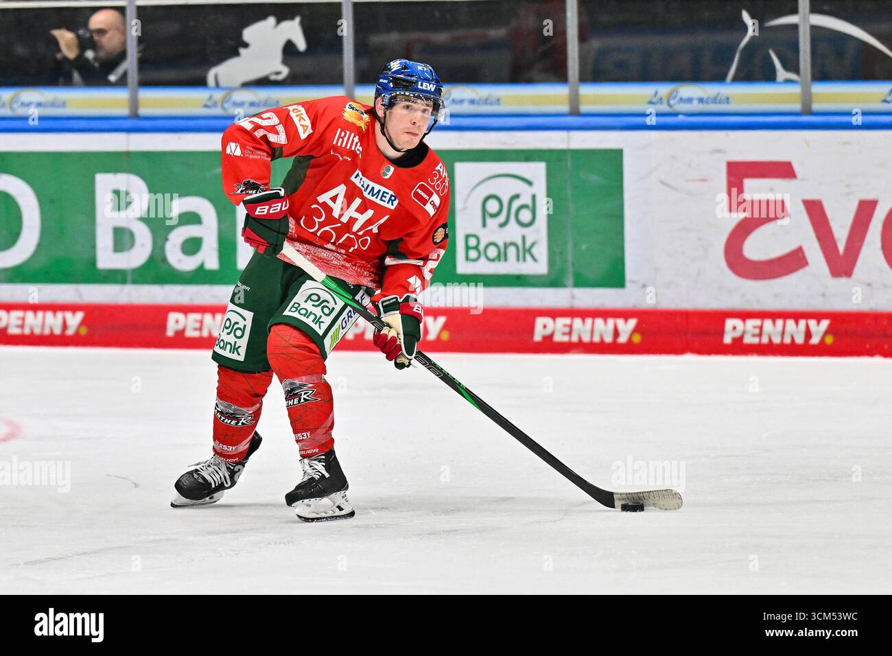 am Puck Kyle MAYHEW (Augsburger Panther 27) / Einzelfoto / Freisteller / DEL: Augsburger Panther ...