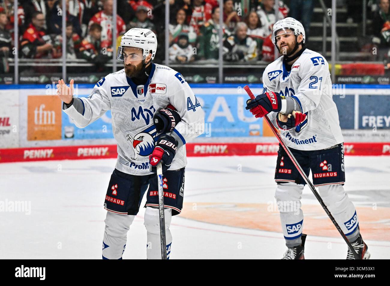 Jubel der Adler nach dem Treffer zum 4-3 durch Anthony GRECO (Adler ...