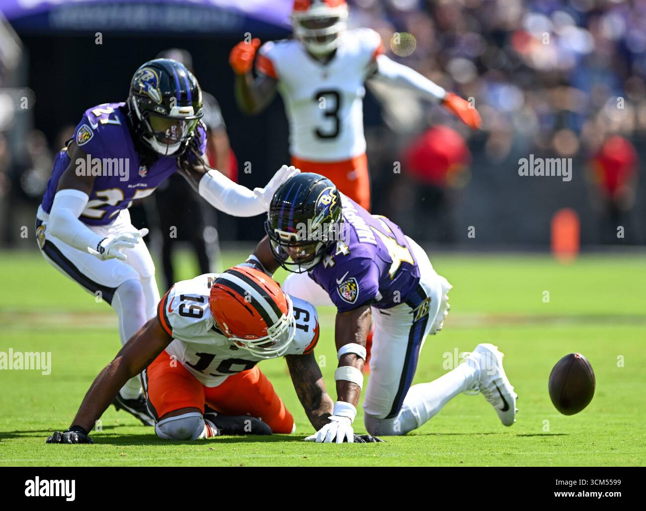 Cleveland Browns wide receiver Cedric Tillman (19) can't hold onto the ...