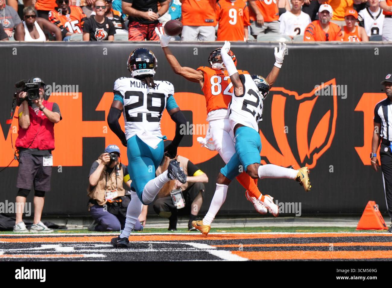 Cincinnati Bengals wide receiver Mitchell Tinsley (82) catches a ...