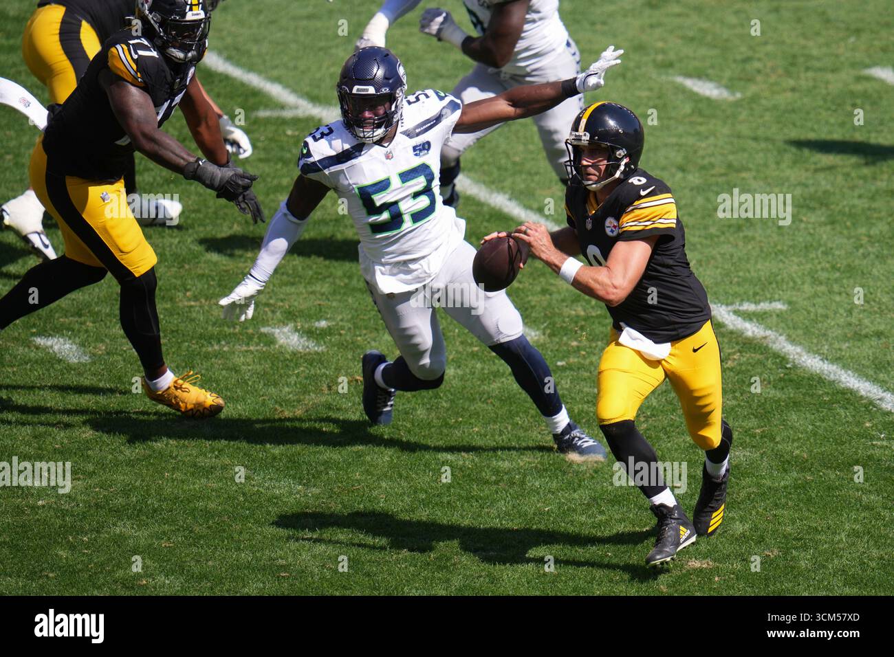 Pittsburgh Steelers quarterback Aaron Rodgers (8) looks to throw during ...