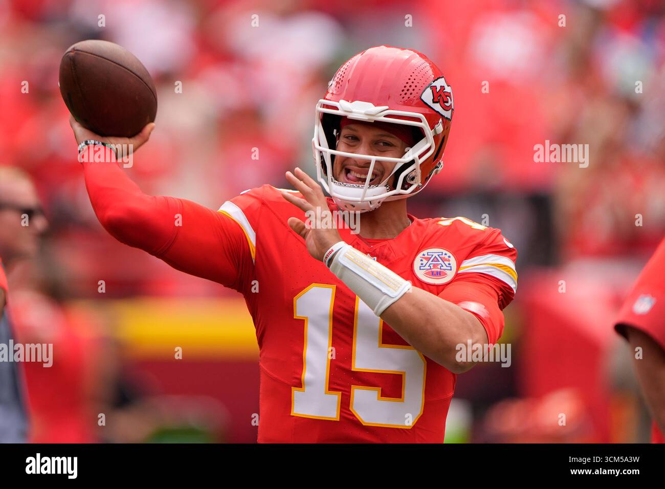 Kansas City Chiefs quarterback Patrick Mahomes warms up before an NFL ...