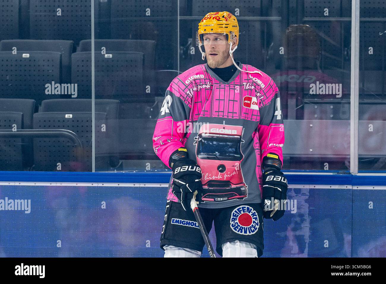 Nicholas B. Jensen (Fischtown Pinguins Bremerhaven, #48) beim Warmup ...