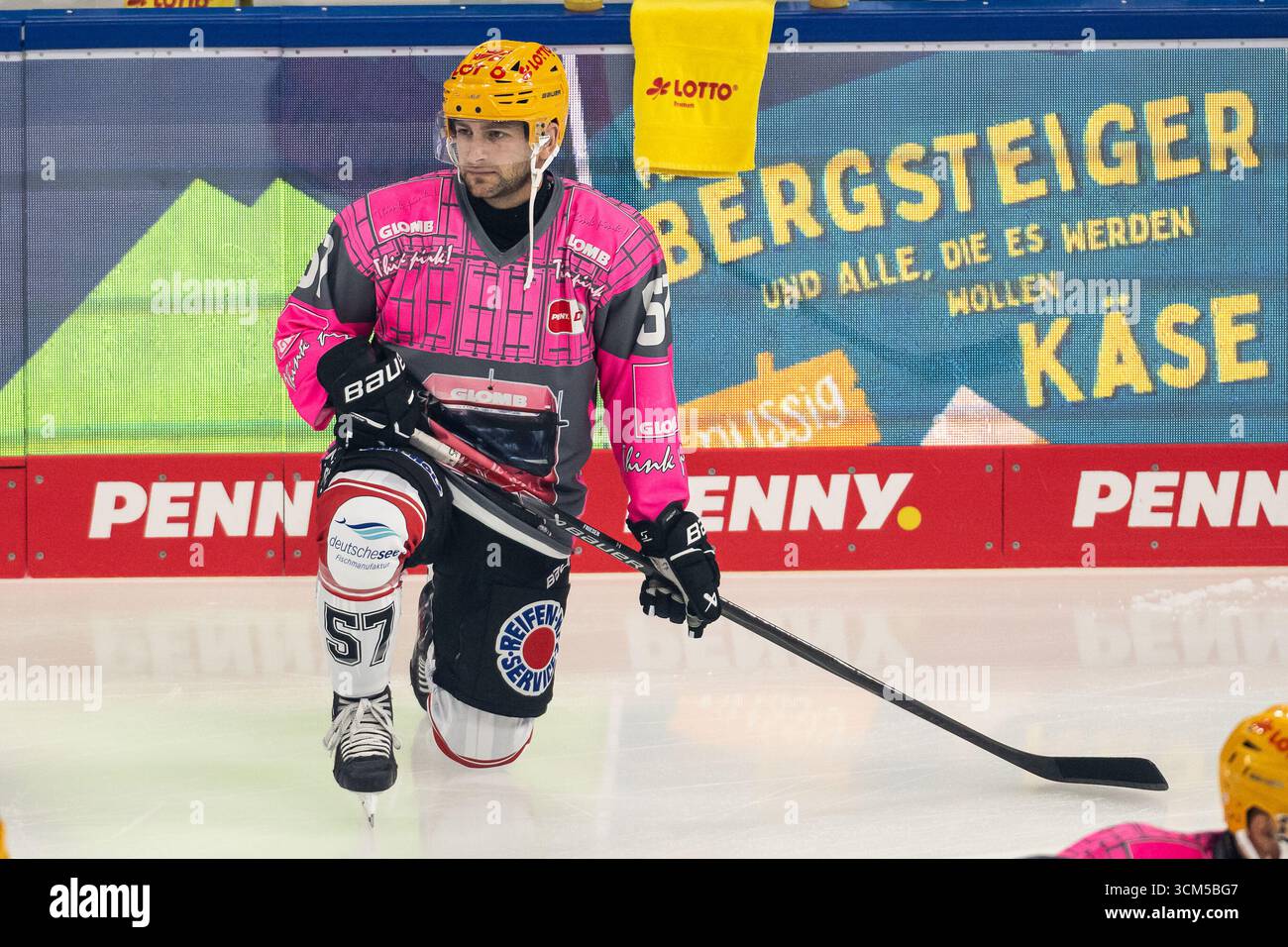 Alexander Friesen (Fischtown Pinguins Bremerhaven, #57) beim Warmup GER ...