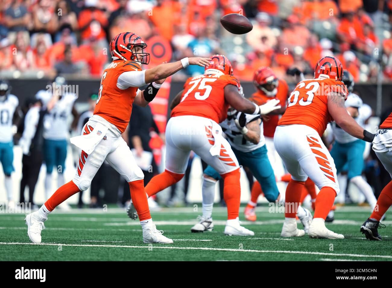 Cincinnati Bengals quarterback Jake Browning (6) throws a pass during ...