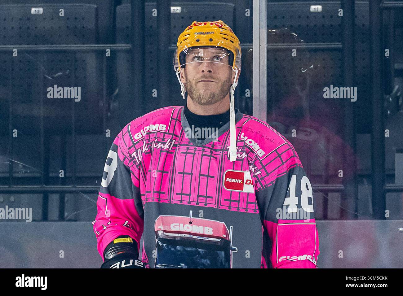 Nicholas B. Jensen (Fischtown Pinguins Bremerhaven, #48) beim Warmup ...