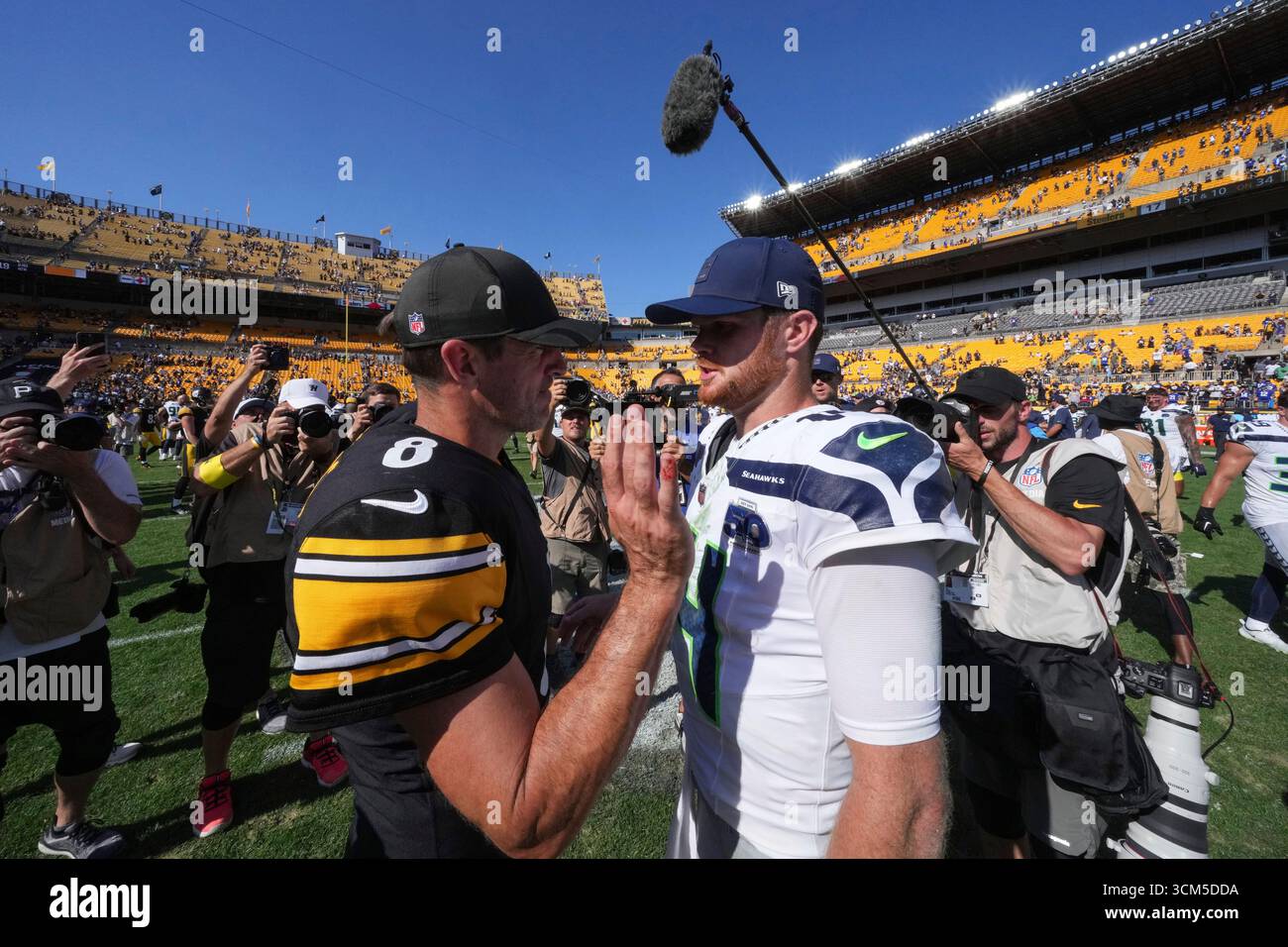 With a bloodied pinky finger, Pittsburgh Steelers quarterback Aaron ...
