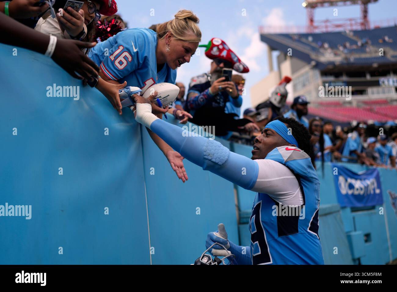 Tennessee Titans linebacker Arden Key talks with fans after the Los ...