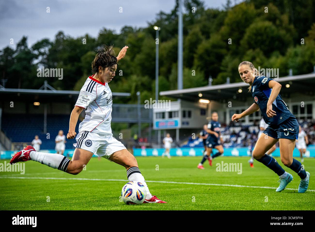Remina Chiba (15, Eintracht Frankfurt Frauen) schie?t aufs Tor, w?hrend ...
