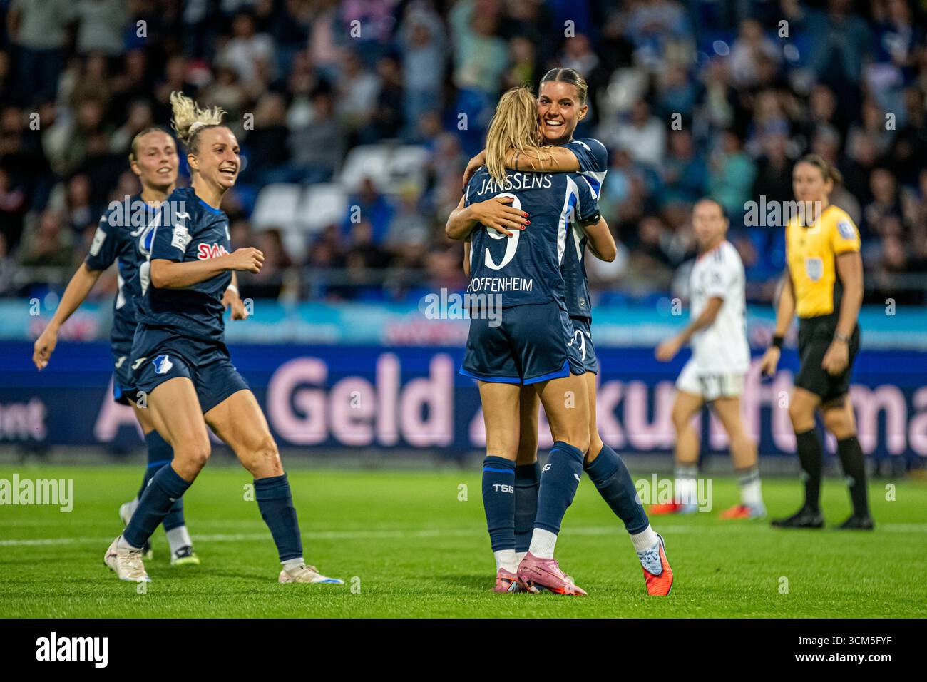 Jill Janssens (9; TSG) und Selina Cerci (29; TSG) feiern gemeinsam mit ...