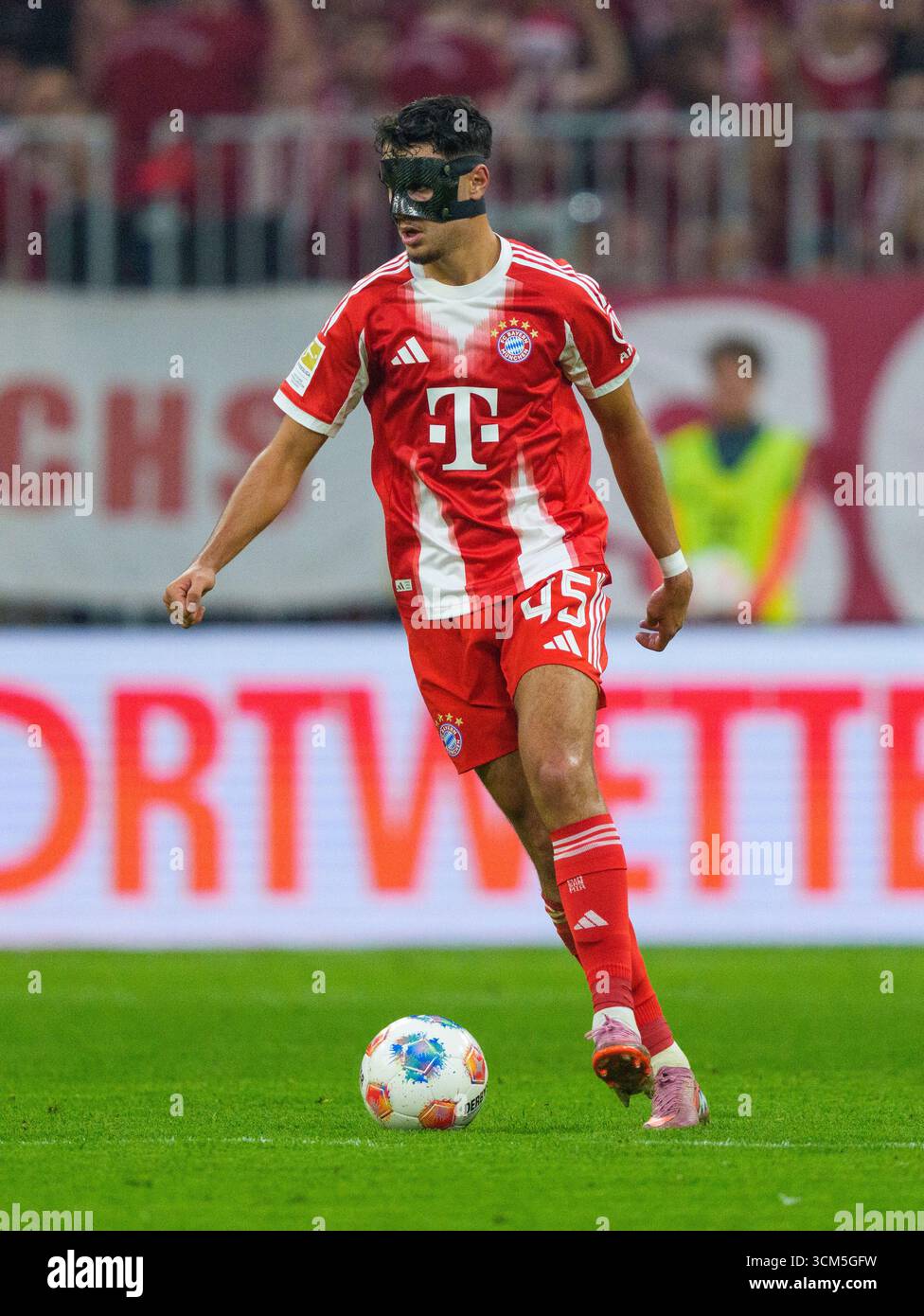 Aleksandar Pavlovic, FCB 45 in the match FC BAYERN MÜNCHEN - HAMBURGER ...
