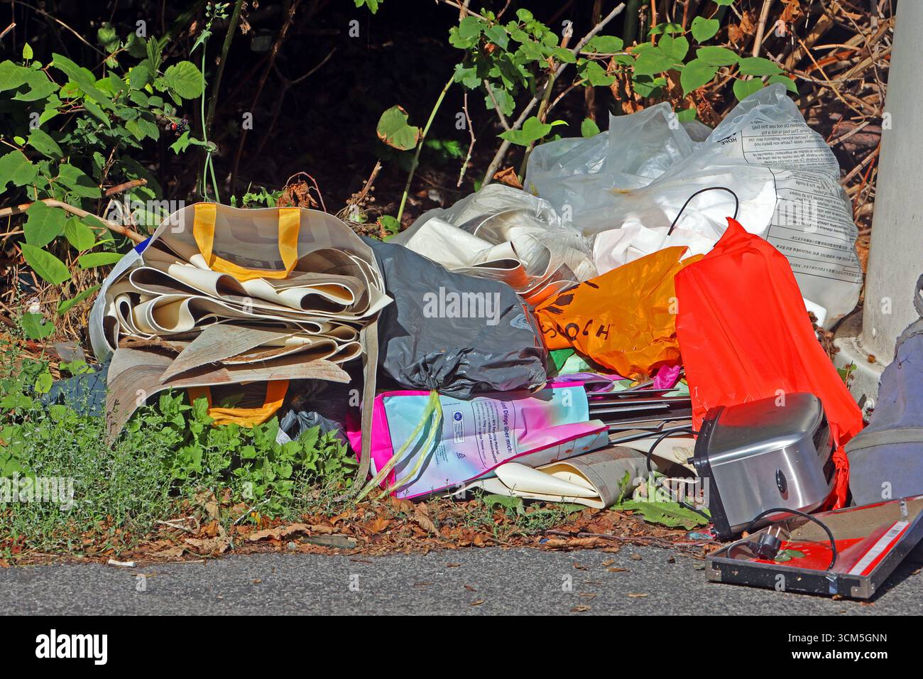 Vorsätzlich weggeworfener Müll Vorsätzlich abgelagerter Müll am ...