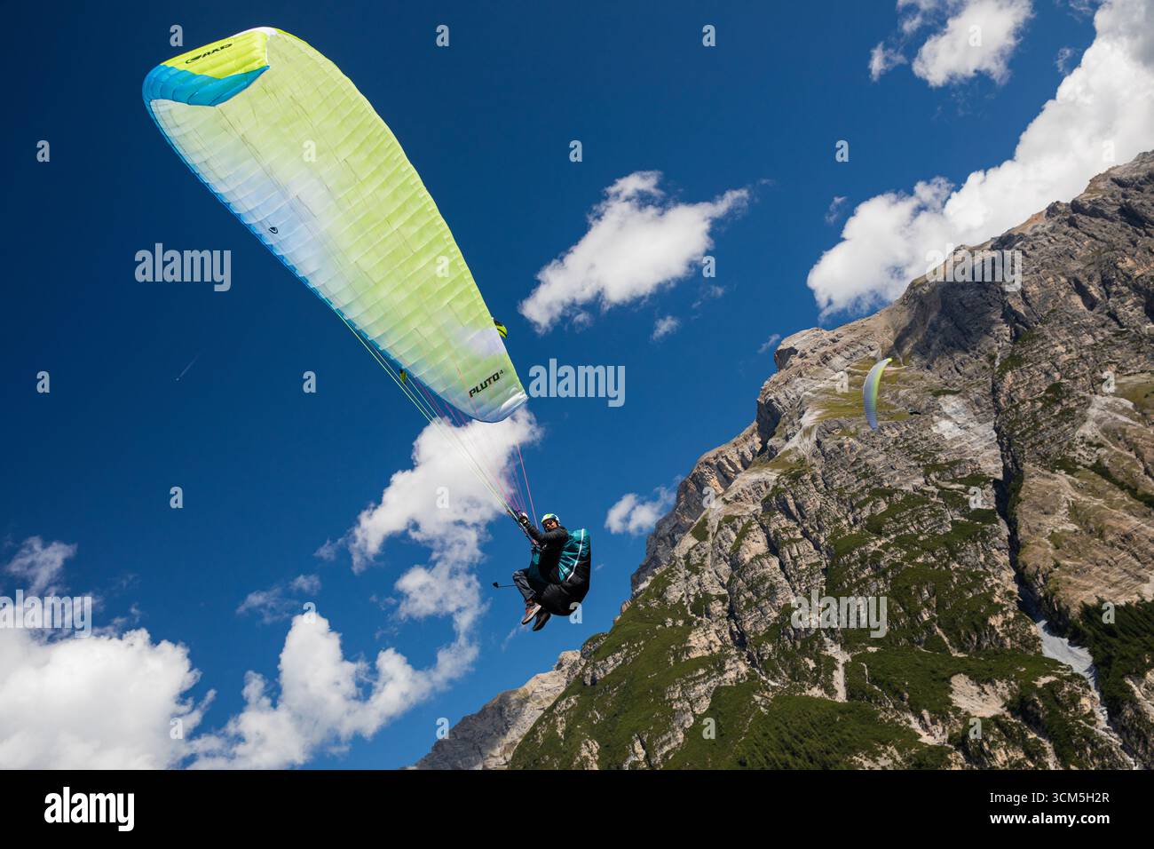 Paragliding athlete flying in hi-res stock photography and images - Alamy