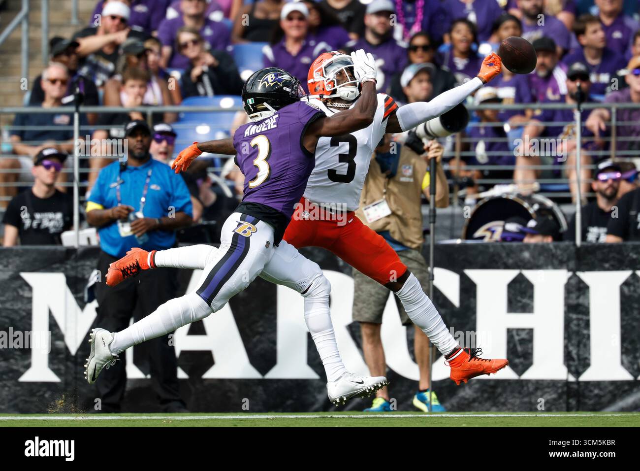 Cleveland Browns wide receiver Jerry Jeudy (3) attempts to catch a pass ...