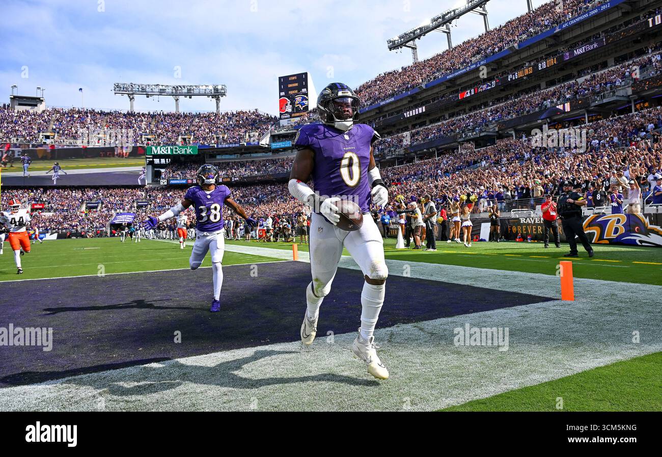 Baltimore Ravens linebacker Roquan Smith (0) scores a touchdown after a ...