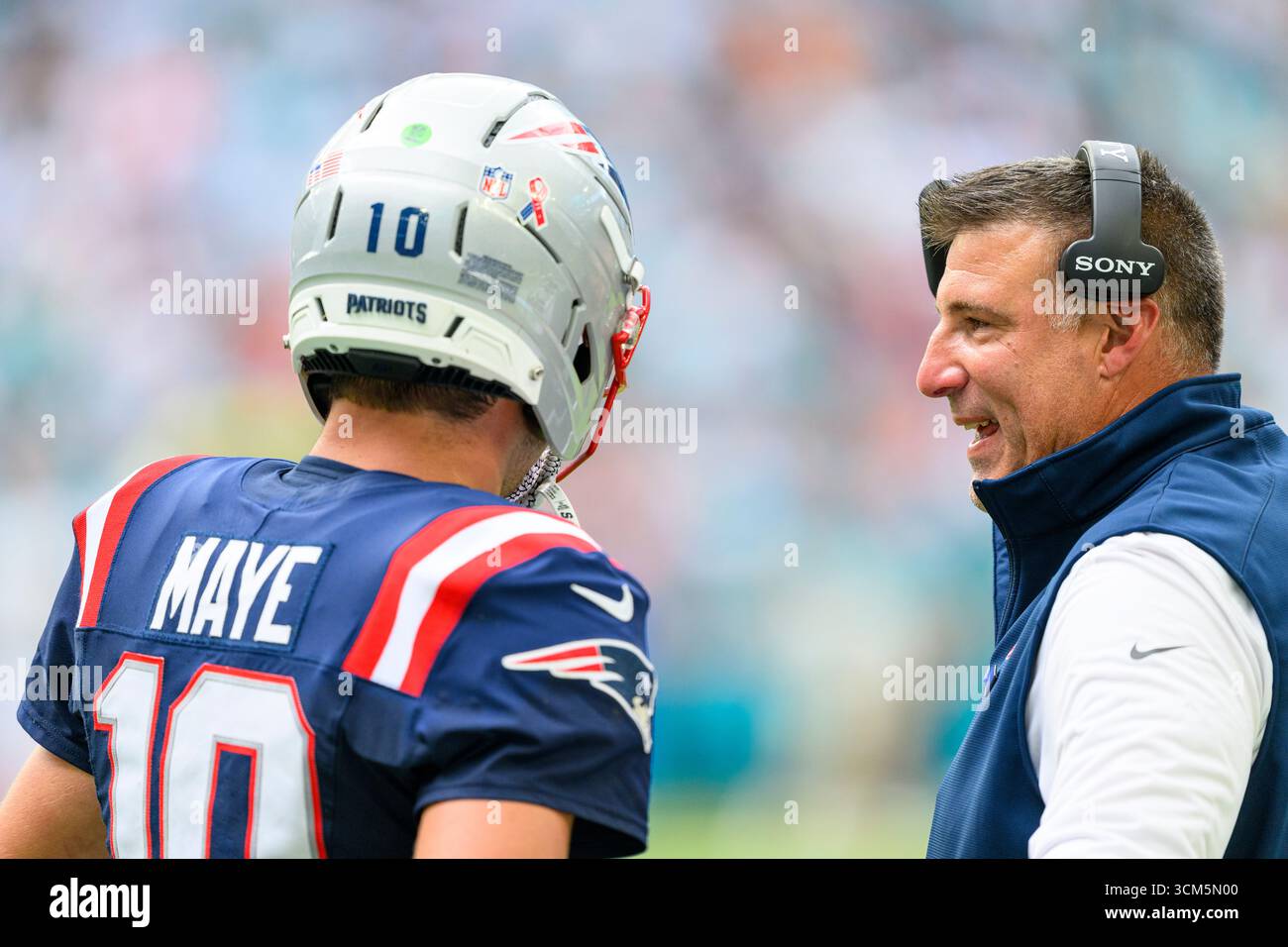 New Englands Patriots head coach Mike Vrabel talks to quarterback Drake Maye (10) during an NFL ...