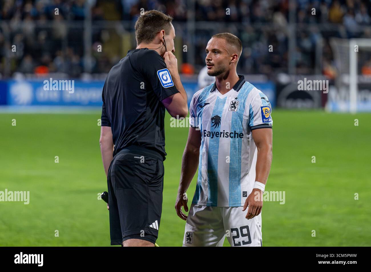 Marvin Rittmueller (TSV 1860 Muenchen, #29) in Diskussion mit einem ...