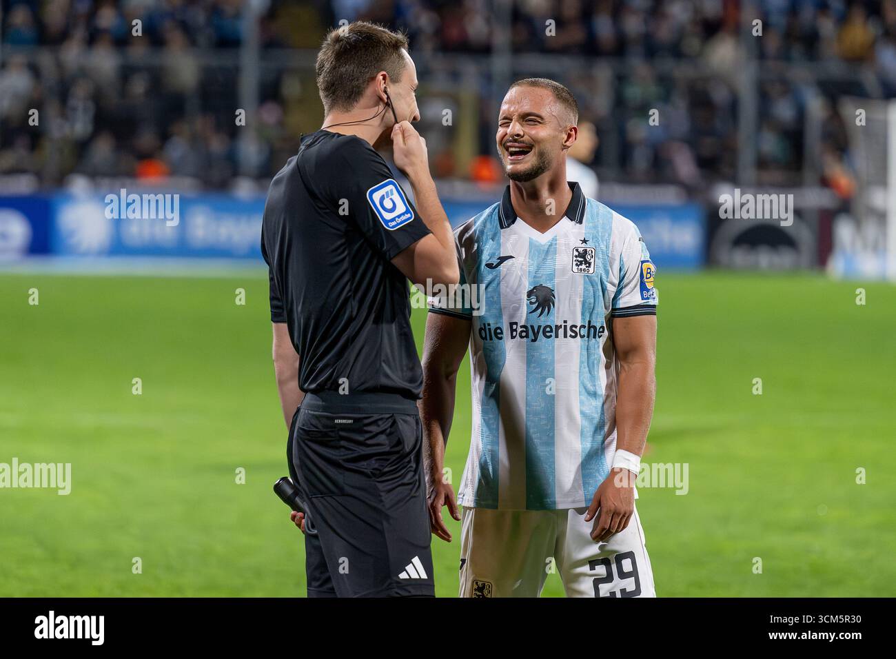 Marvin Rittmueller (TSV 1860 Muenchen, #29) in Diskussion mit einem ...