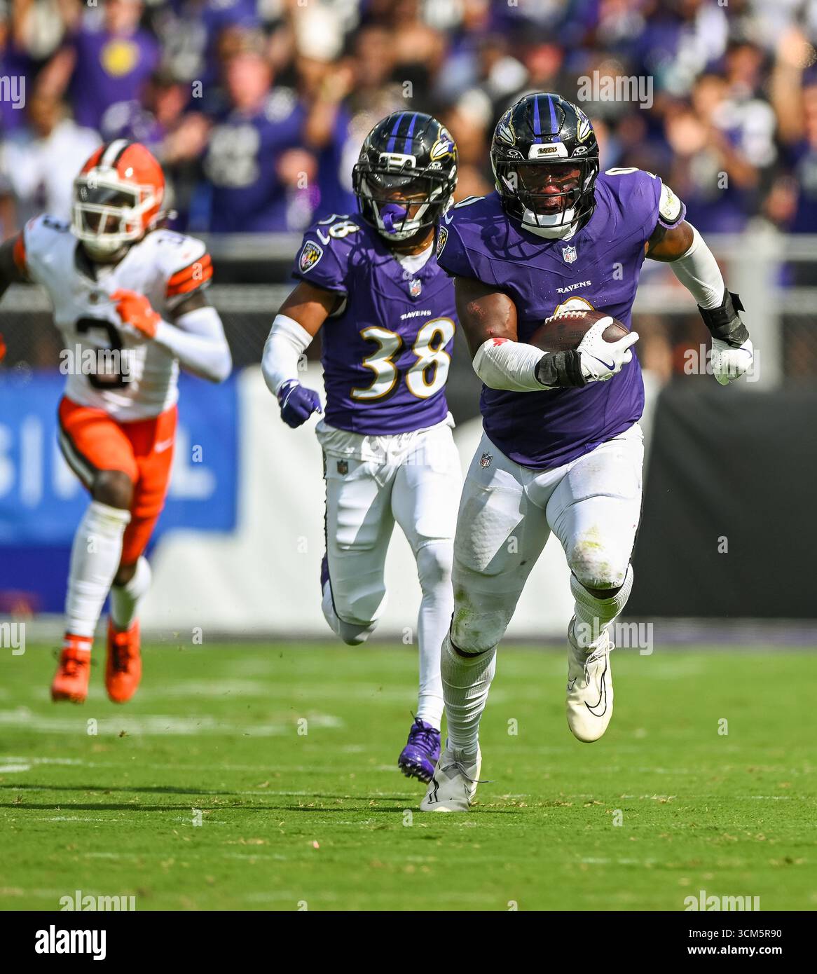Baltimore Ravens linebacker Roquan Smith (0) runs a fumble from ...