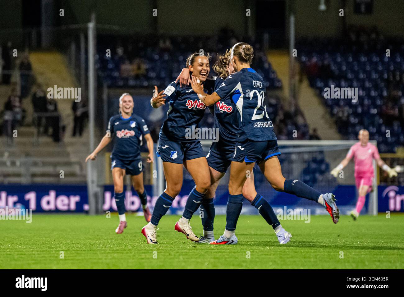 Linda Natter (11; TSG) und Laura Gloning (20; TSG) feiern gemeinsam mit ...