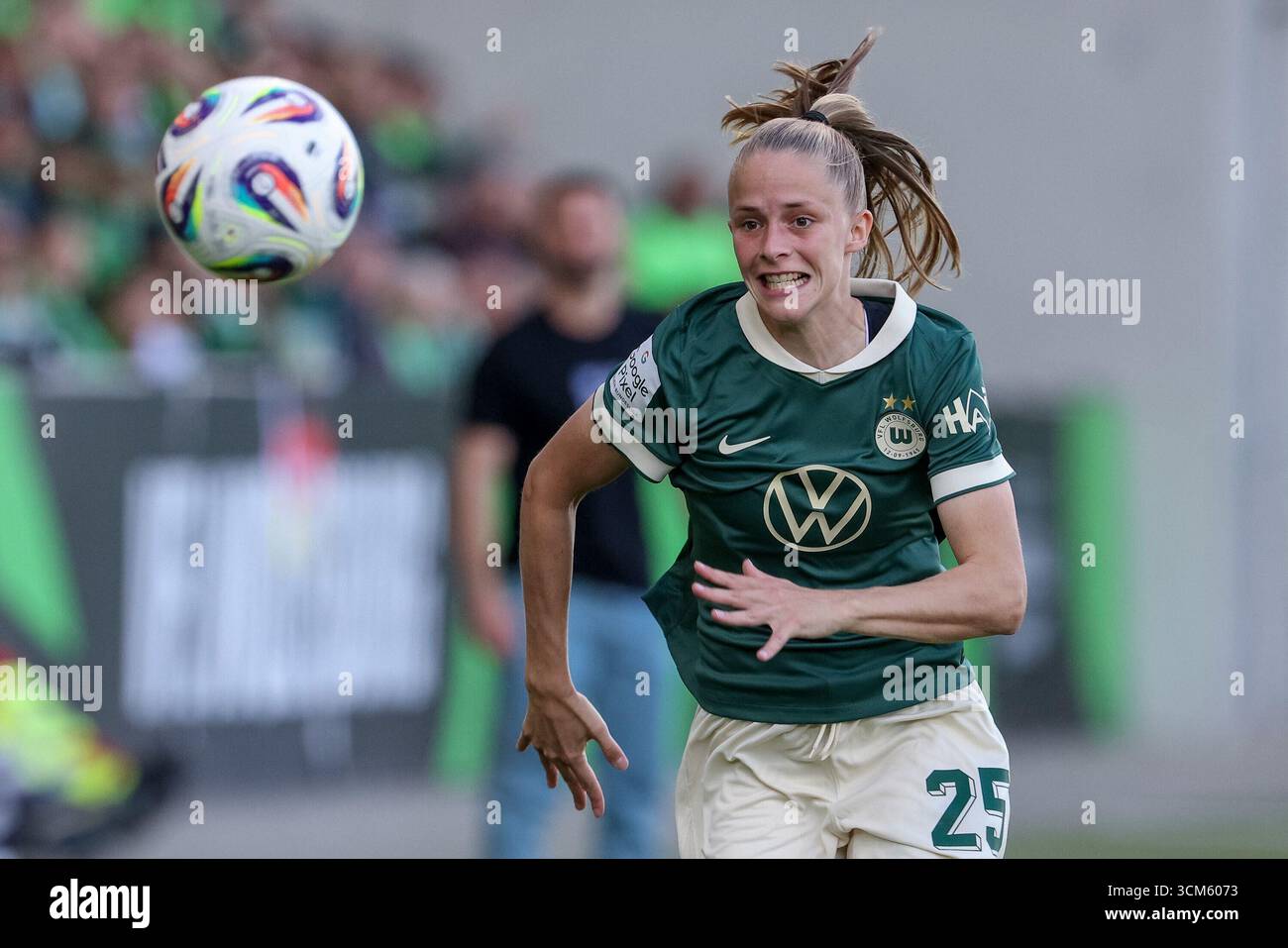 Vivien Endemann (VfL Wolfsburg, 25) am Ball, Einzelbild, Ganzkörper ...