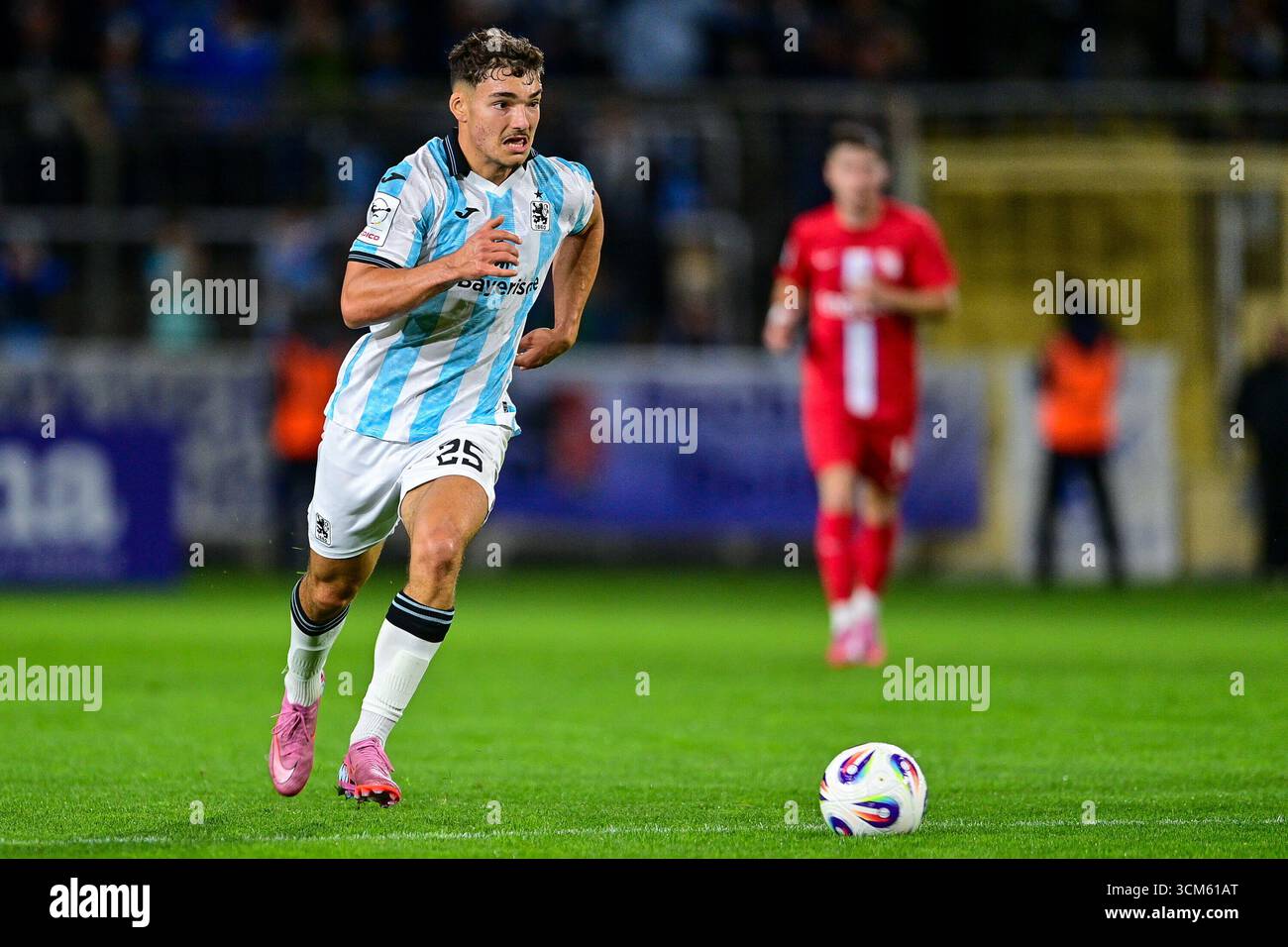 Sean Dulic (TSV 1860, 25) am Ball, 14.09.2025, München (Deutschland ...