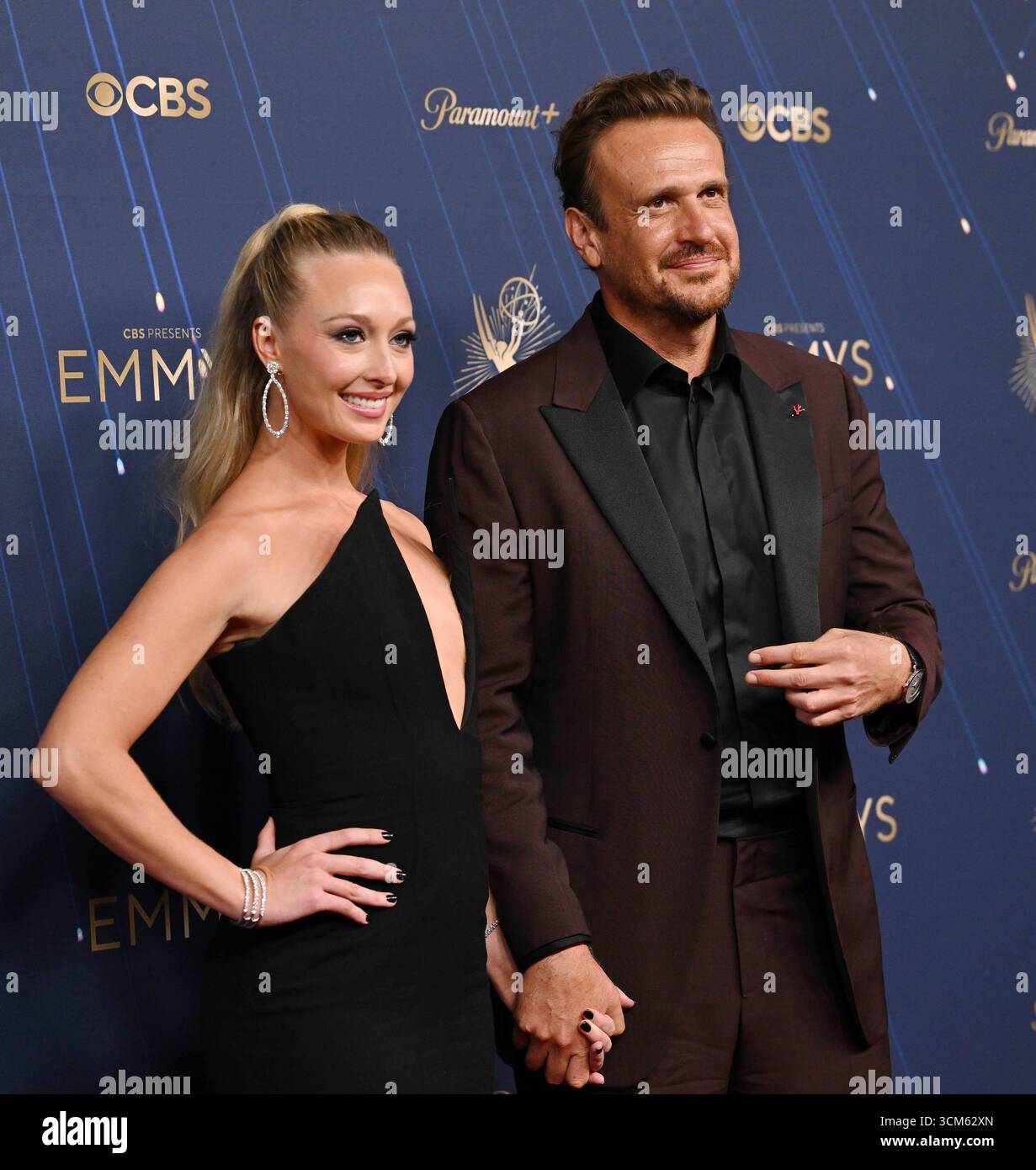 (L-R) Kayla Radomski and Jason Segel arrive for the 77th annual ...