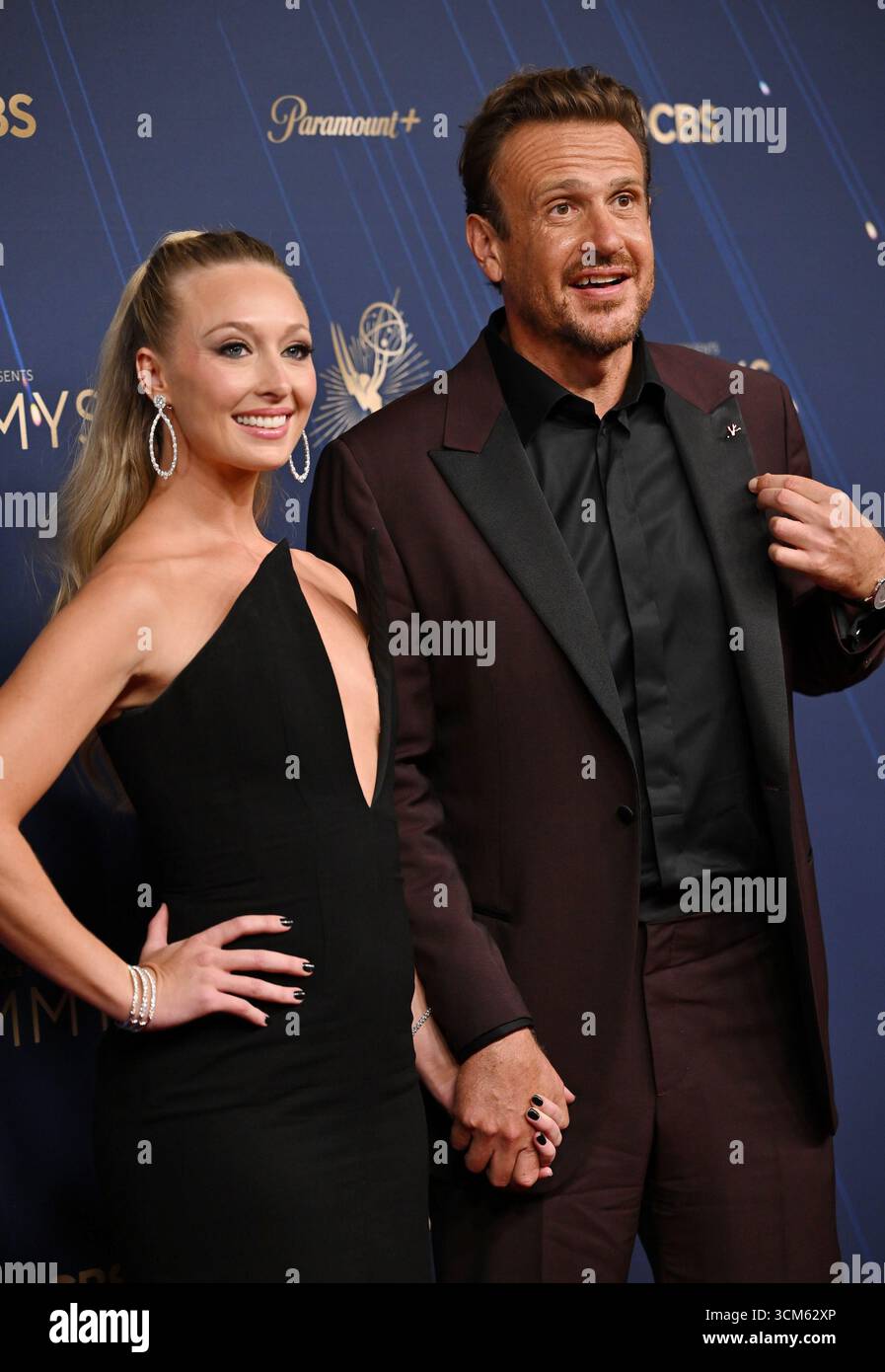 (L-R) Kayla Radomski and Jason Segel arrive for the 77th annual ...