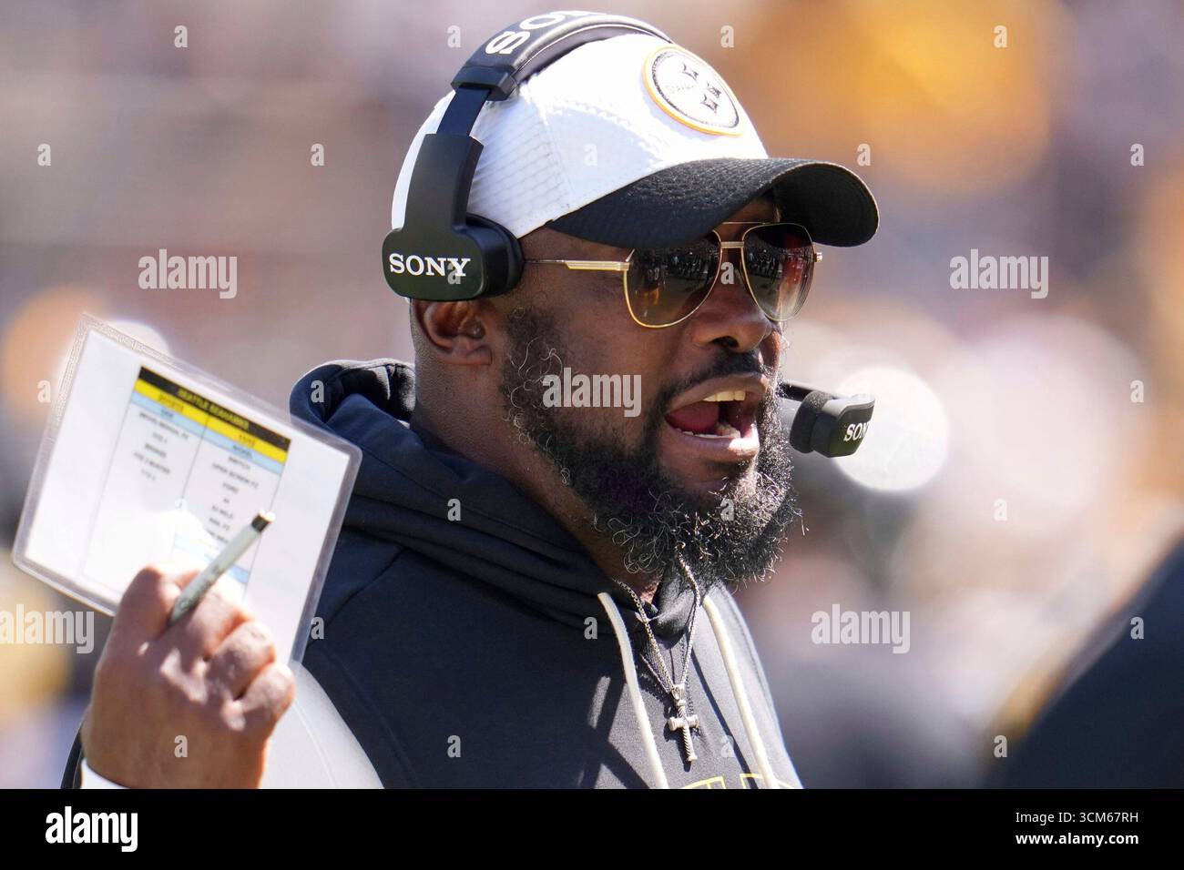 Pittsburgh Steelers head coach Mike Tomlin gives instructions on the ...