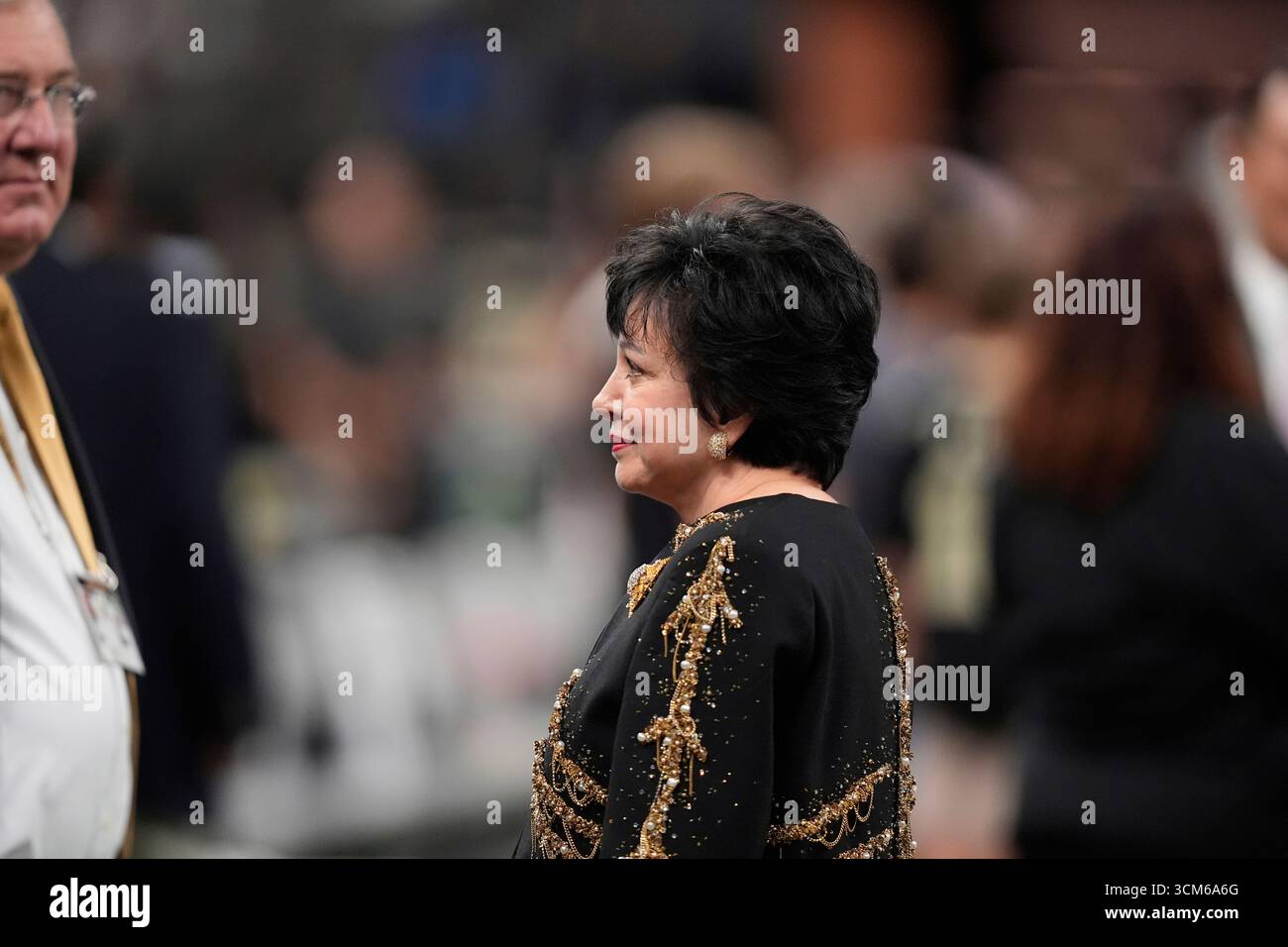 New Orleans Saints owner Gayle Benson greets people on the sideline ...