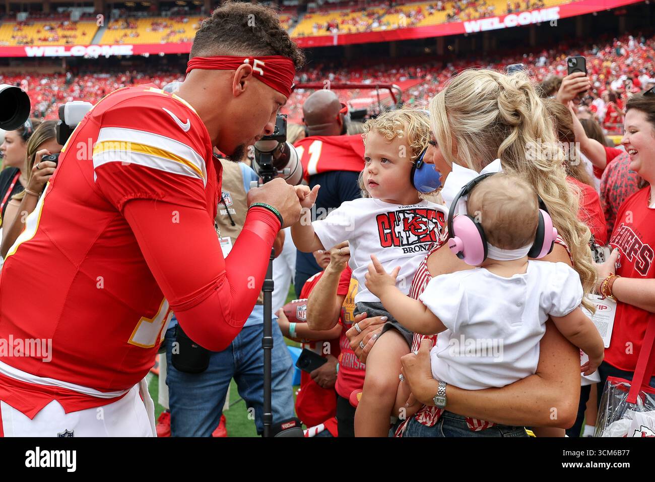 September 14, 2025: Kansas City Chiefs quarterback Patrick Mahomes (15 ...