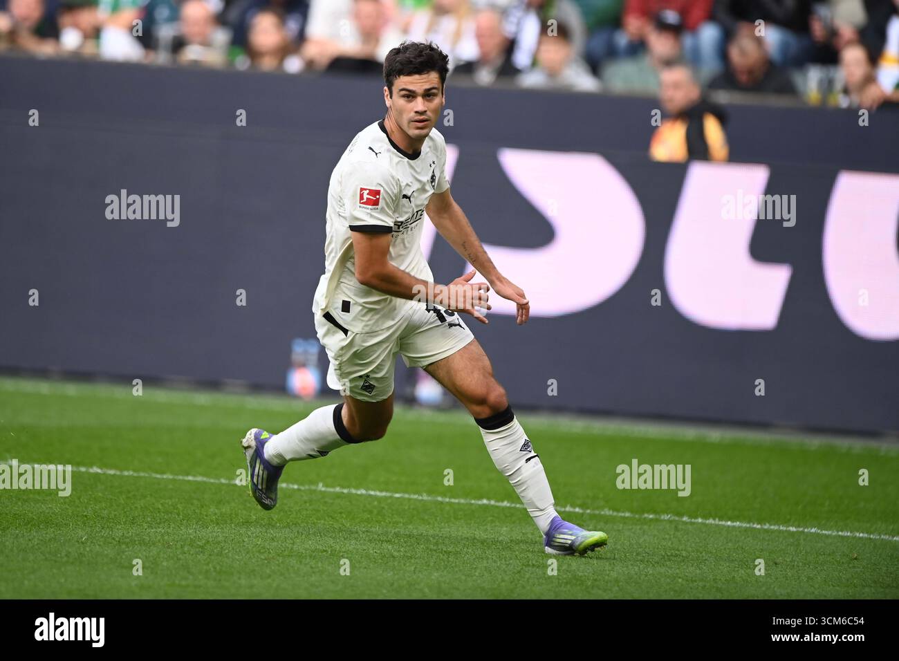 Giovanni REYNA (MG) full figure, full figure, full body, Borussia ...