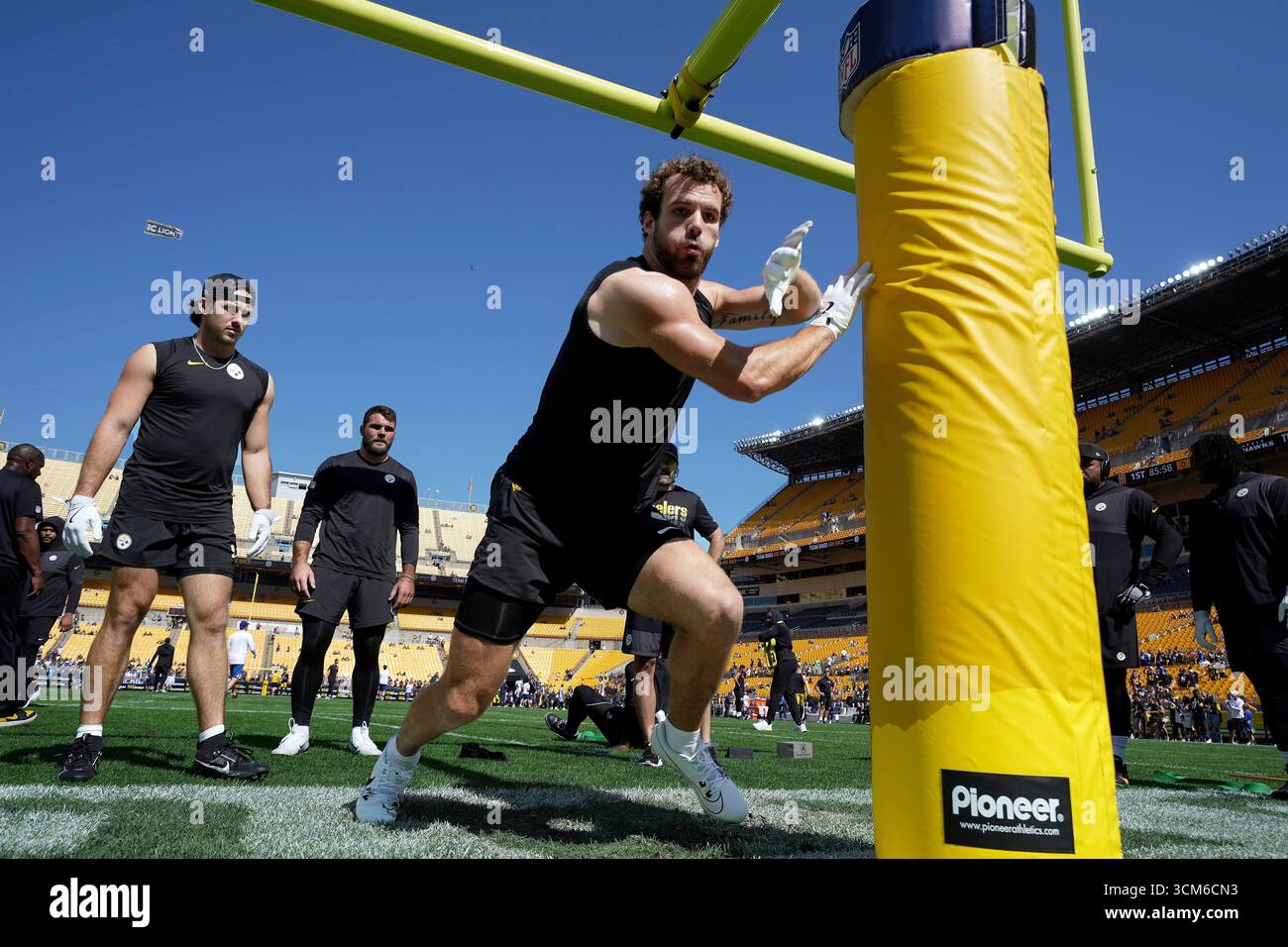 Pittsburgh Steelers linebacker Payton Wilson (41) warms up before an ...