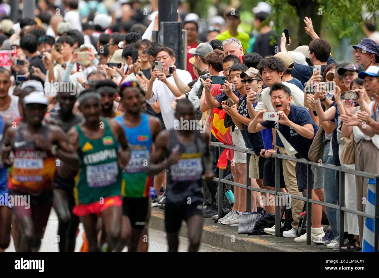 Spectators watch the leaders in the men's marathon at the World ...