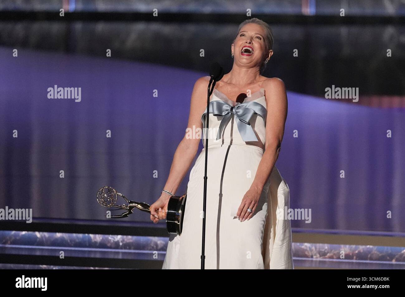 Katherine LaNasa accepts the award for outstanding supporting actress ...