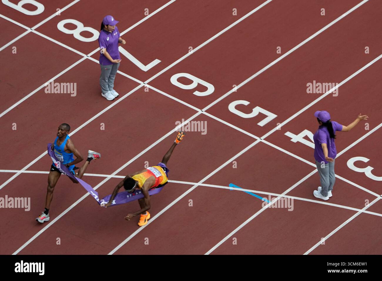 Tanzania's Alphonce Felix Simbu, left, wins the gold in the men's ...