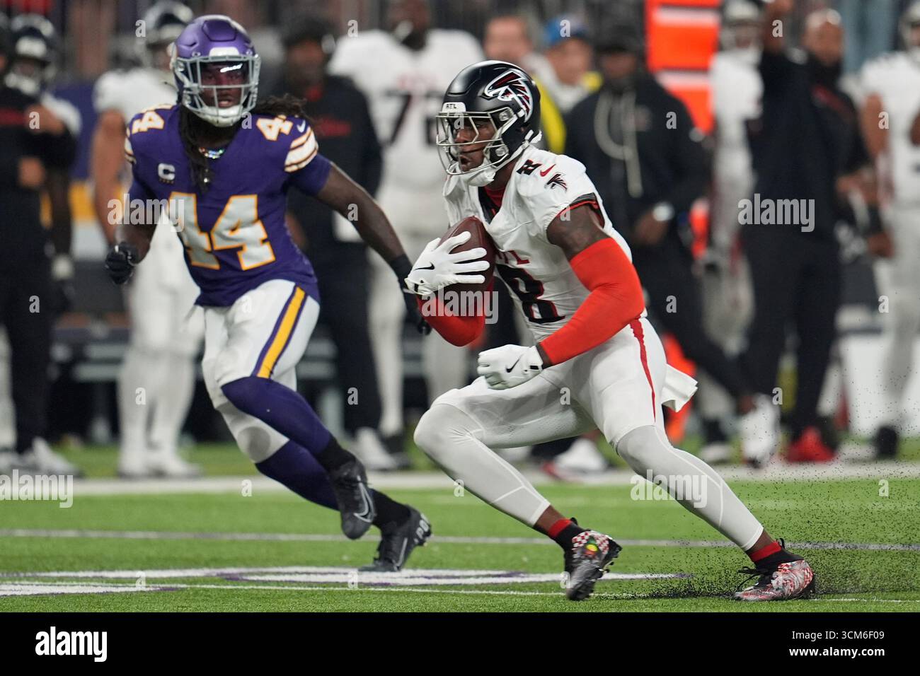 Atlanta Falcons tight end Kyle Pitts Sr. (8) runs the ball against ...