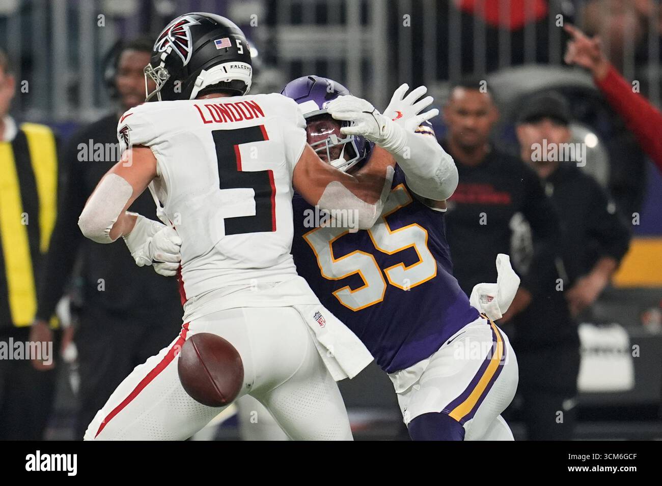 Atlanta Falcons wide receiver Drake London (5) fumbles the ball against ...