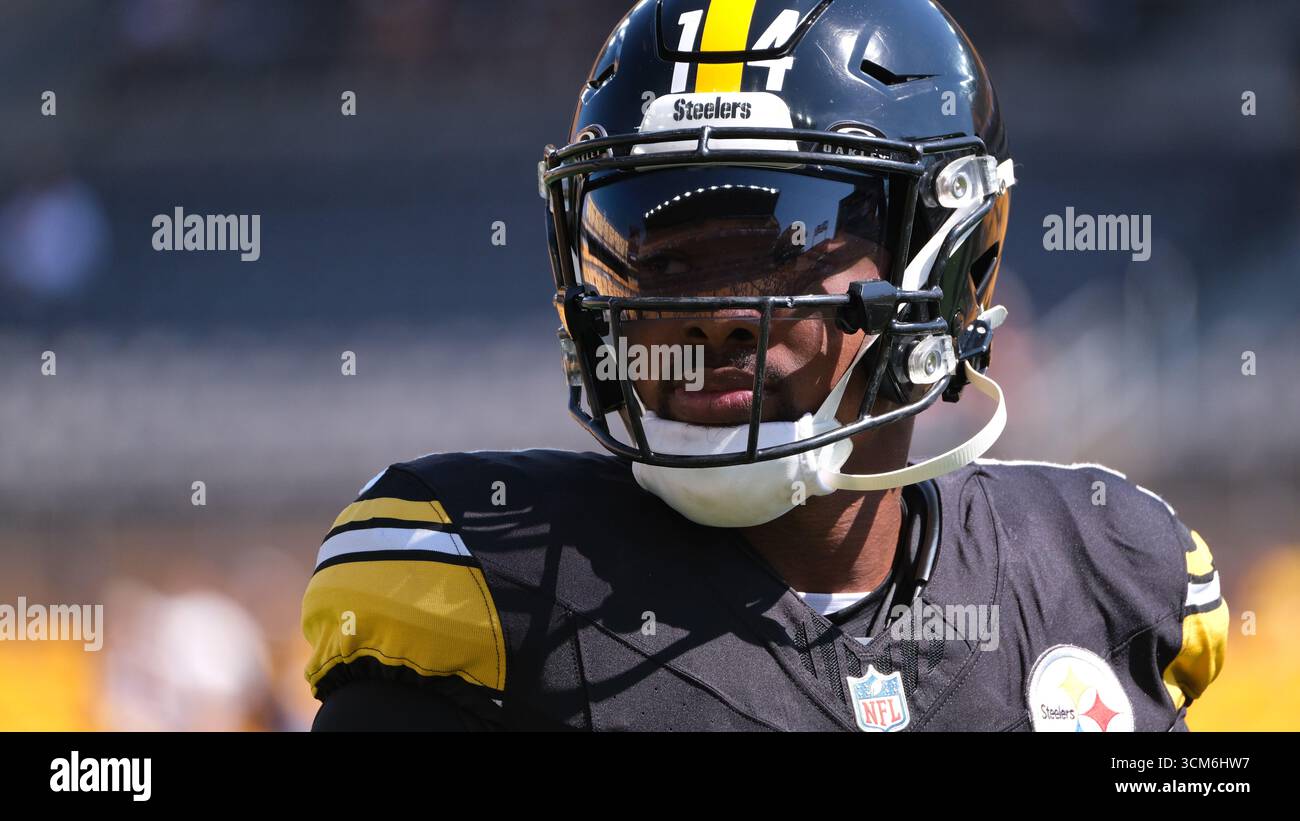 SEPT 14, 2025: Kenneth Gainwell #14 during the 2025 Steelers vs ...