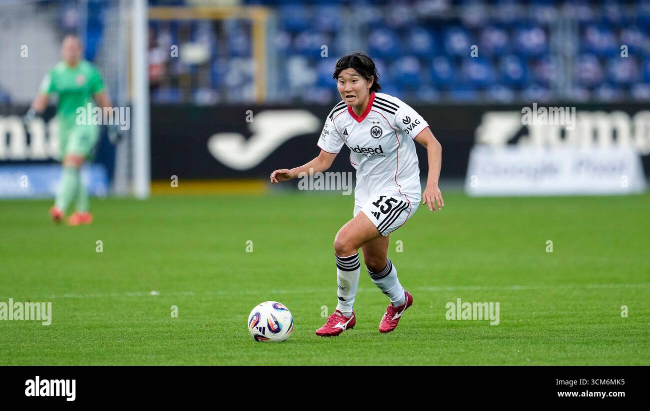 Remina Chiba (SGE, 15), am Ball, Freisteller, Ganzkörper, Einzelbild ...