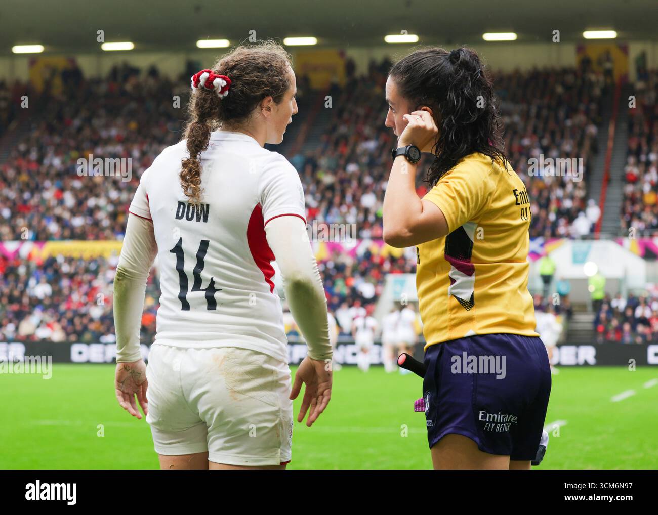 Bristol, UK. 14th Aug, 2025. Abby Dow (ENG) speaking to Assistant ...