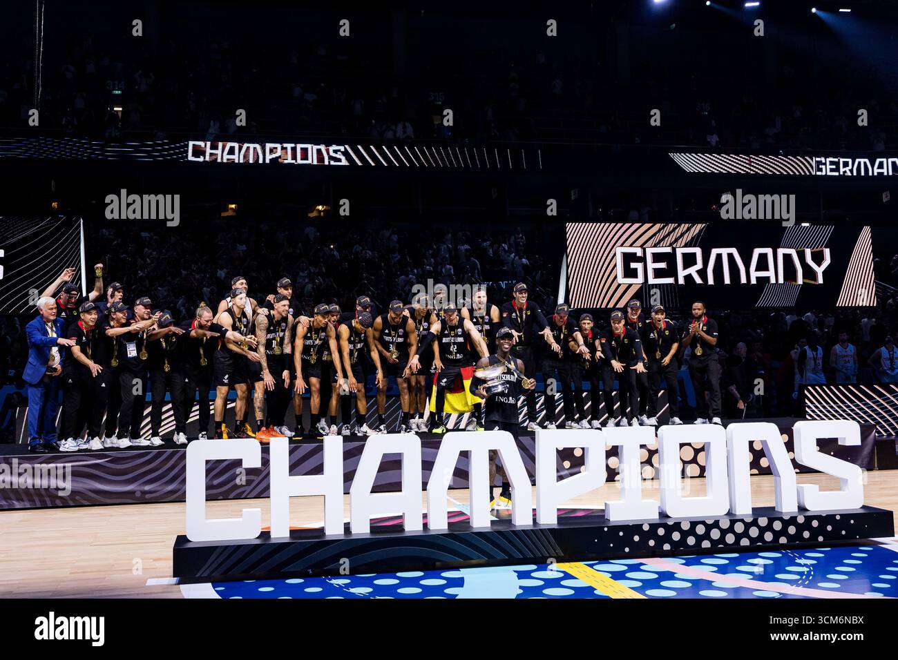 Dennis Schr?der (Deutschland, 17) mit Pokal, wird von seinen ...