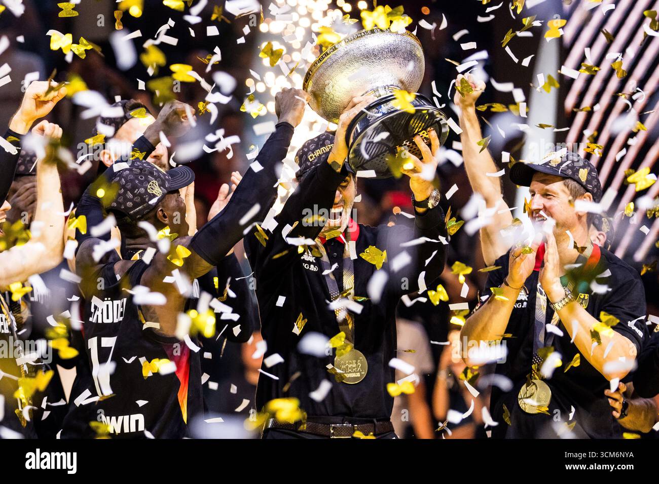 Alex Mumbru (Bundestrainer Deutschland) jubelnd mit Pokal, Troph?e im ...