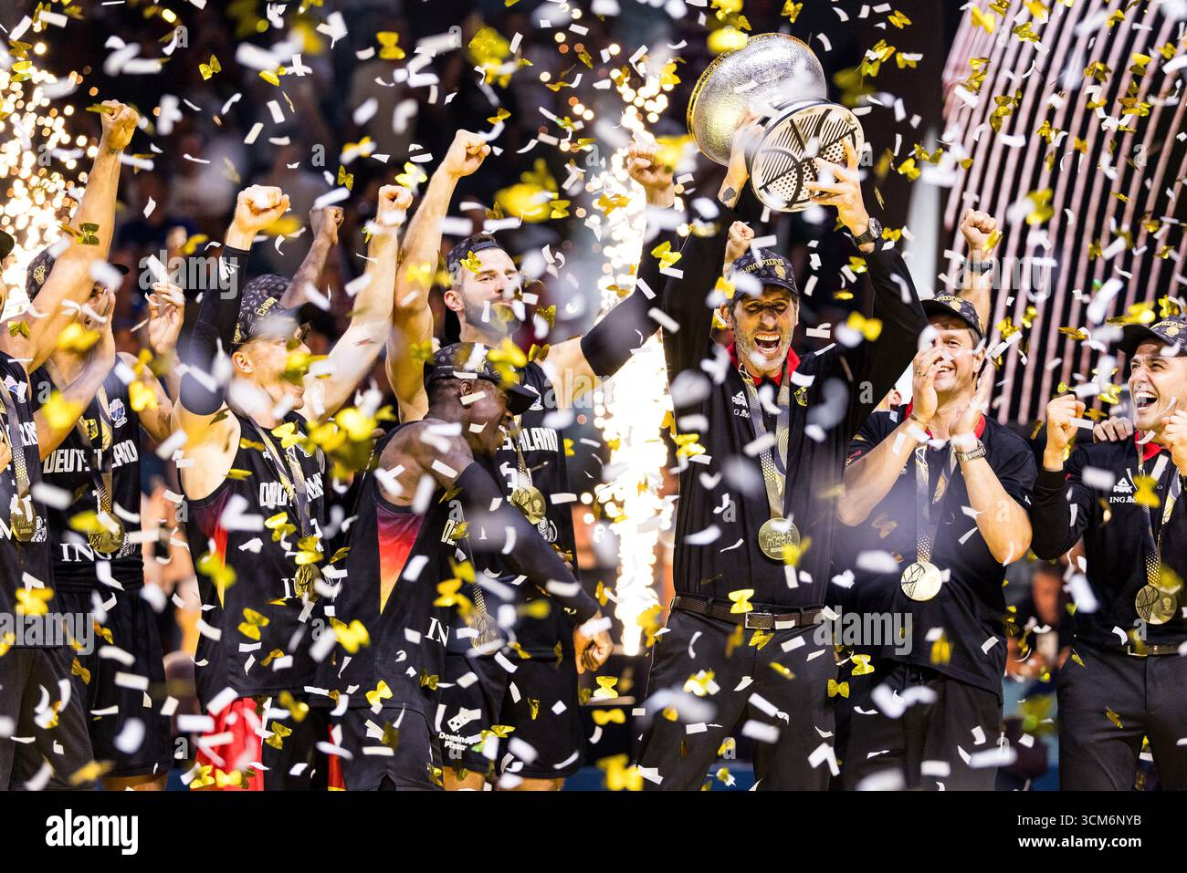 Alex Mumbru (Bundestrainer Deutschland) jubelnd mit Pokal, Troph?e im ...