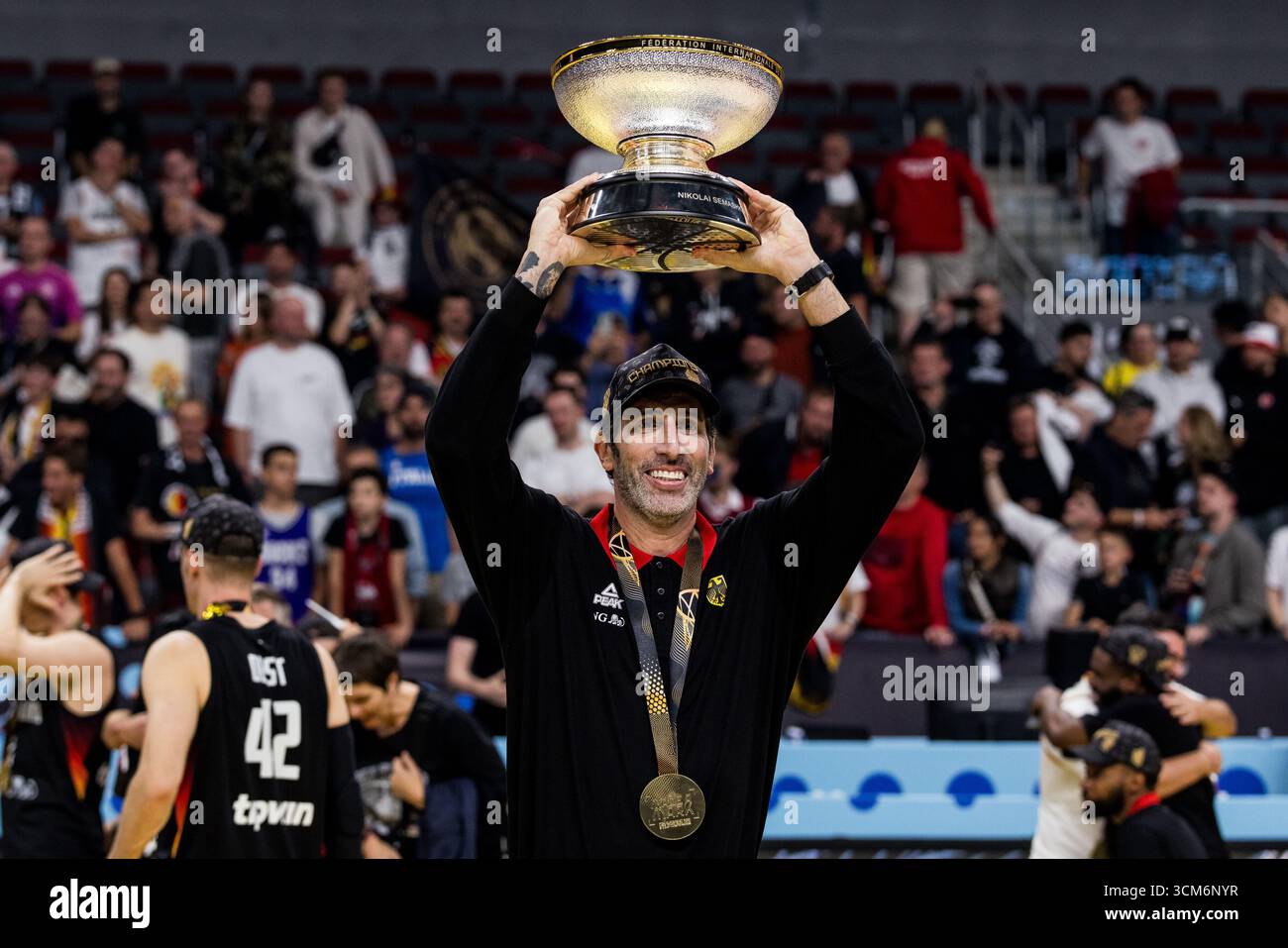 Alex Mumbru (Bundestrainer Deutschland) mit Pokal, Gold Medaille, l ...