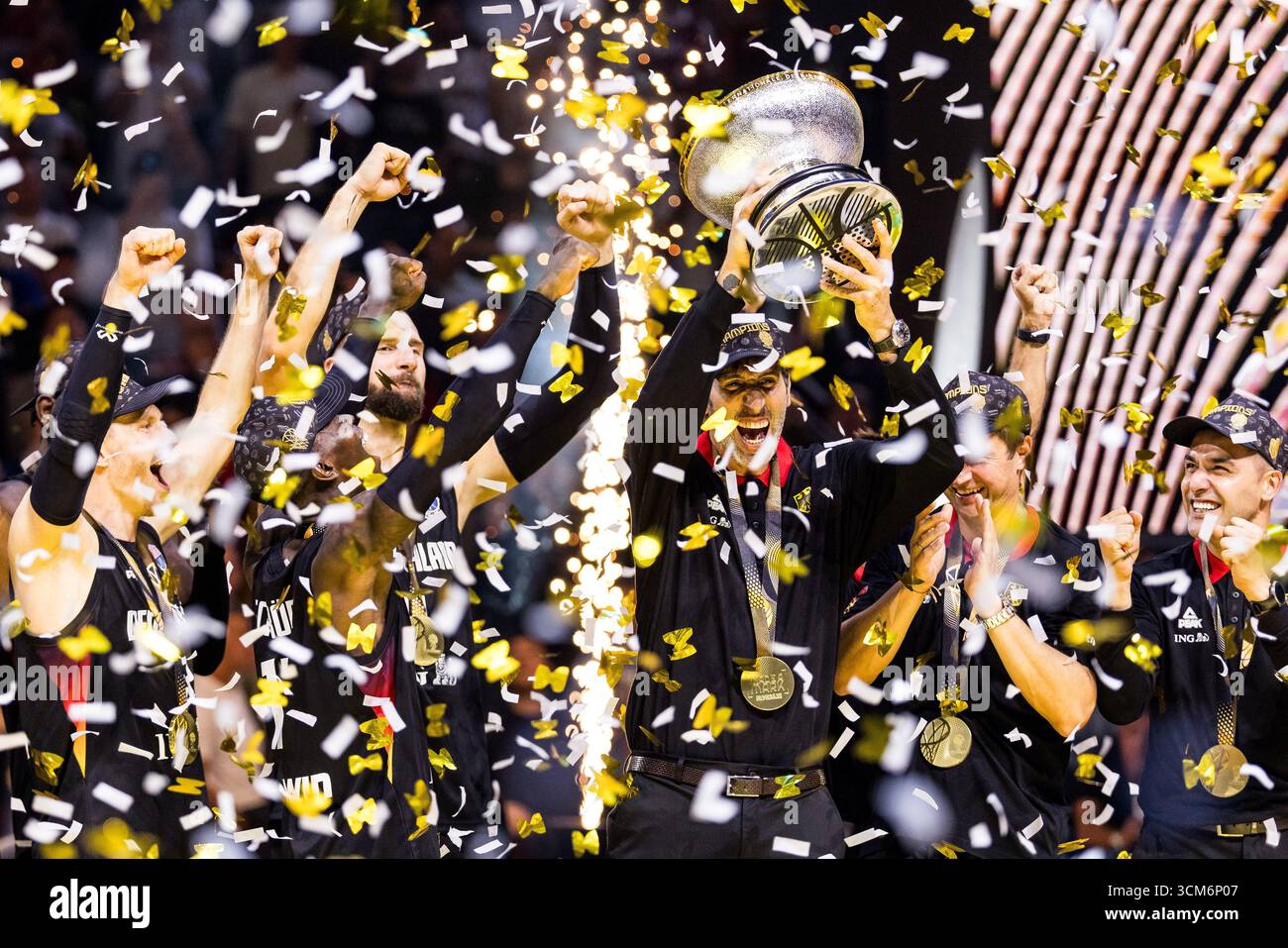 Alex Mumbru (Bundestrainer Deutschland) jubelnd mit Pokal, Troph?e im ...