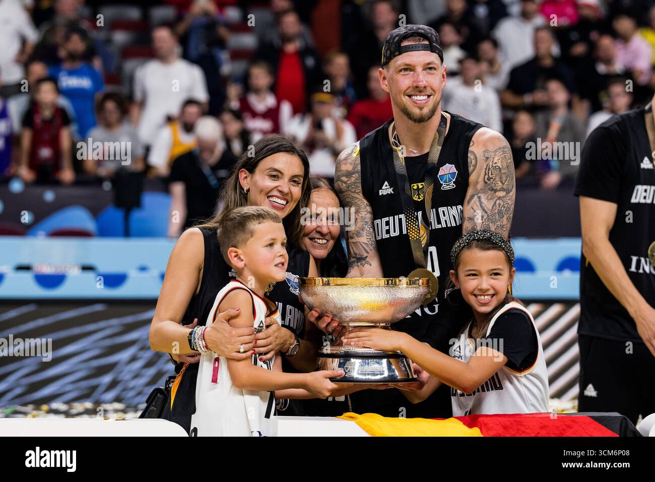 Daniel Theis (Deutschland, 10) mit Frau Lena, die Kinder Laila und Mio FIBA EuroBasket 2025 ...
