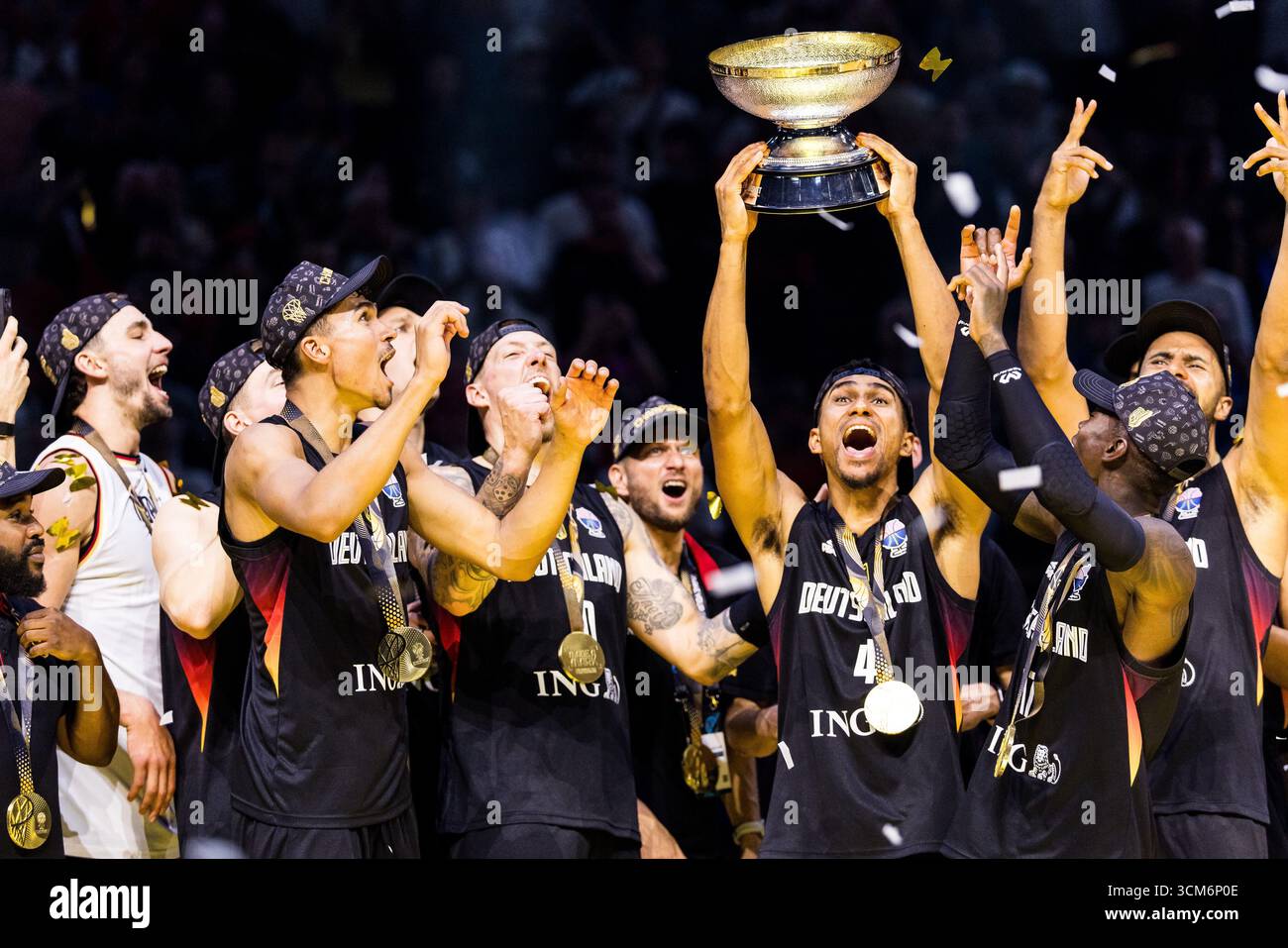 Maodo Lo (Deutschland, 4) jubelnd mit Pokal, Troph?e im Konfettiregen FIBA EuroBasket 2025: Gold ...